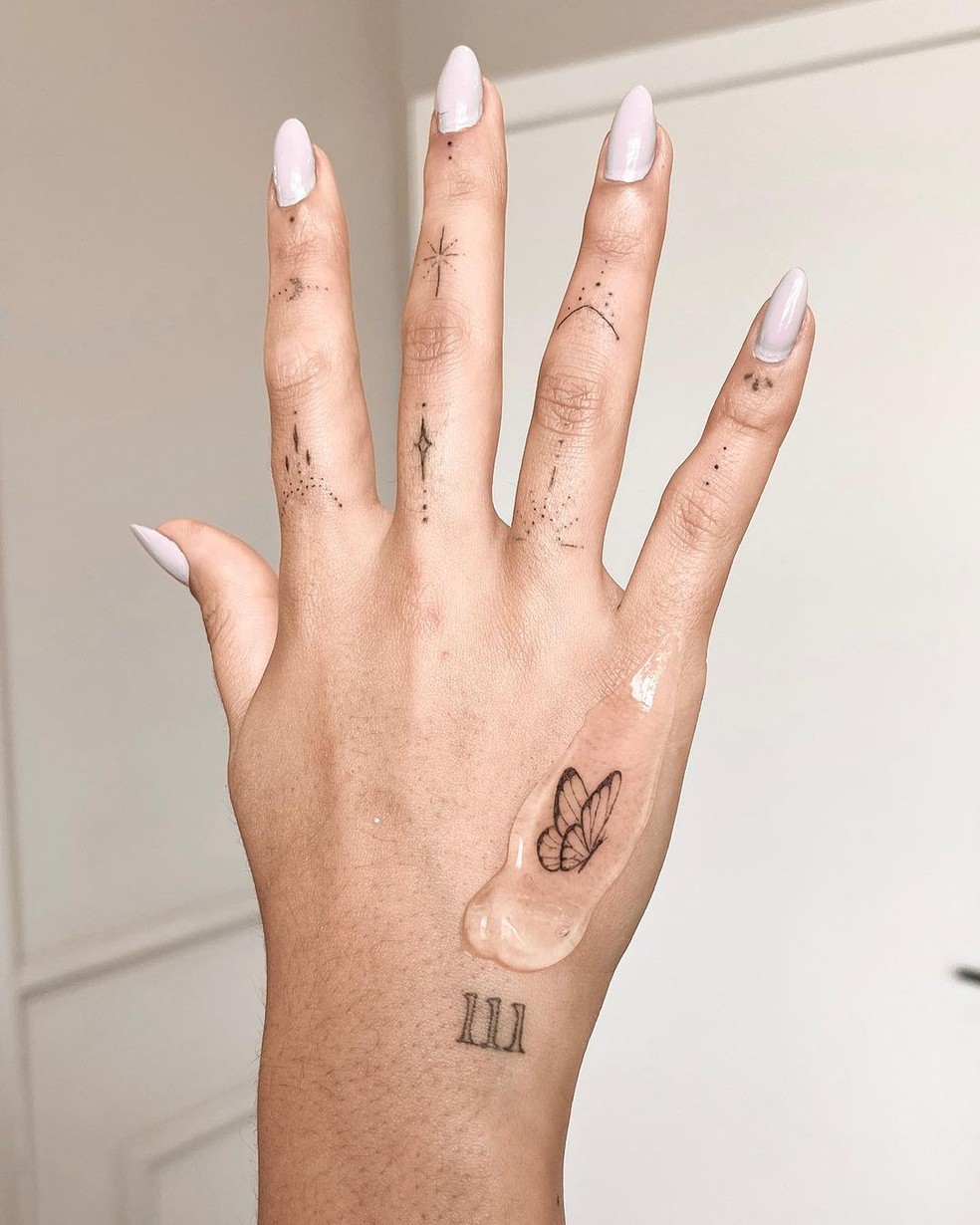 Tatuagem feminina na mão: 15 ideias para inspirar a sua próxima tatto
