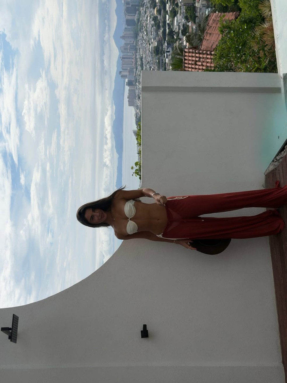 Gabriela Versiani posa de biquíni enquanto alivia o calorão; veja as fotos