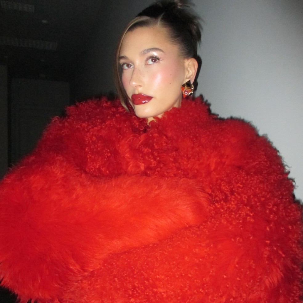 Hailey Bieber aposta em look all red glamoroso para festas de fim de ano