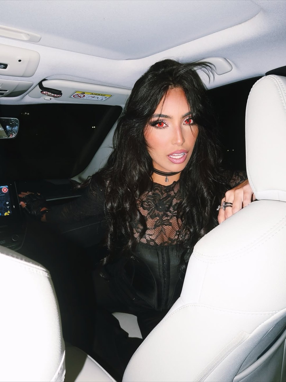 De vampira, Vanessa Lopes faz sucesso com ensaio de fotos no carro