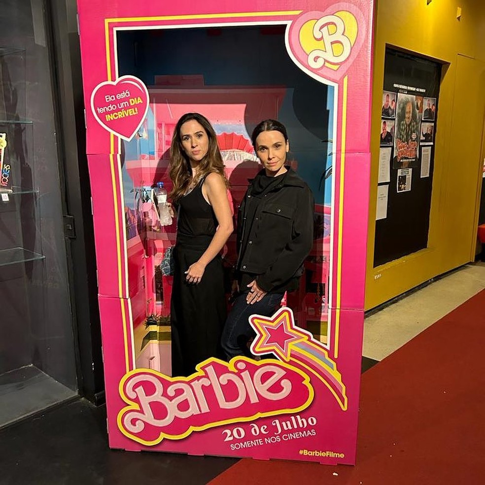 Tata Werneck posa com Débora Falabella dentro de caixa da Barbie ...
