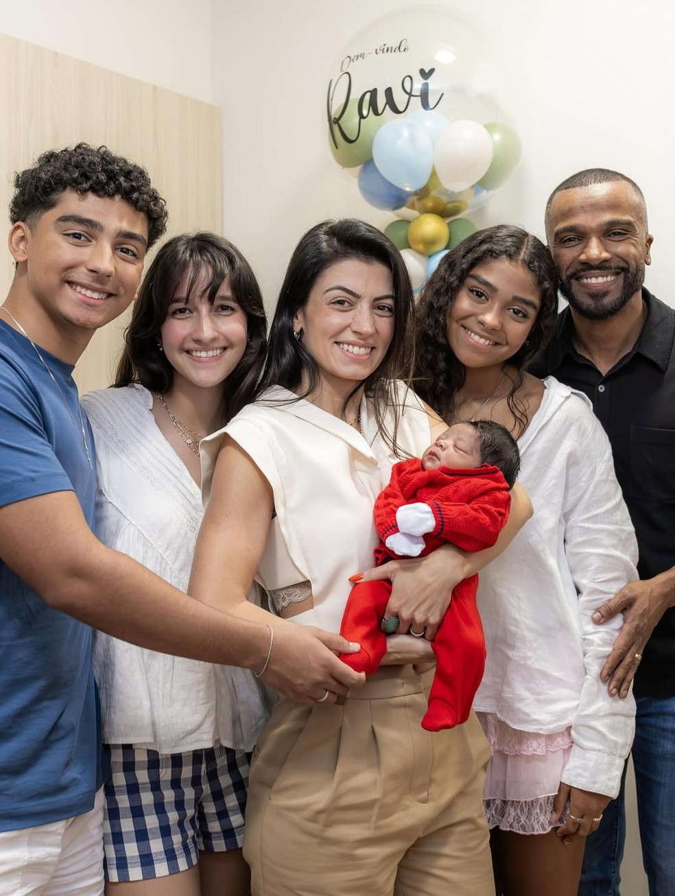 Alexandre Pires posa com seu primeiro neto após filha dar à luz: 'No ...