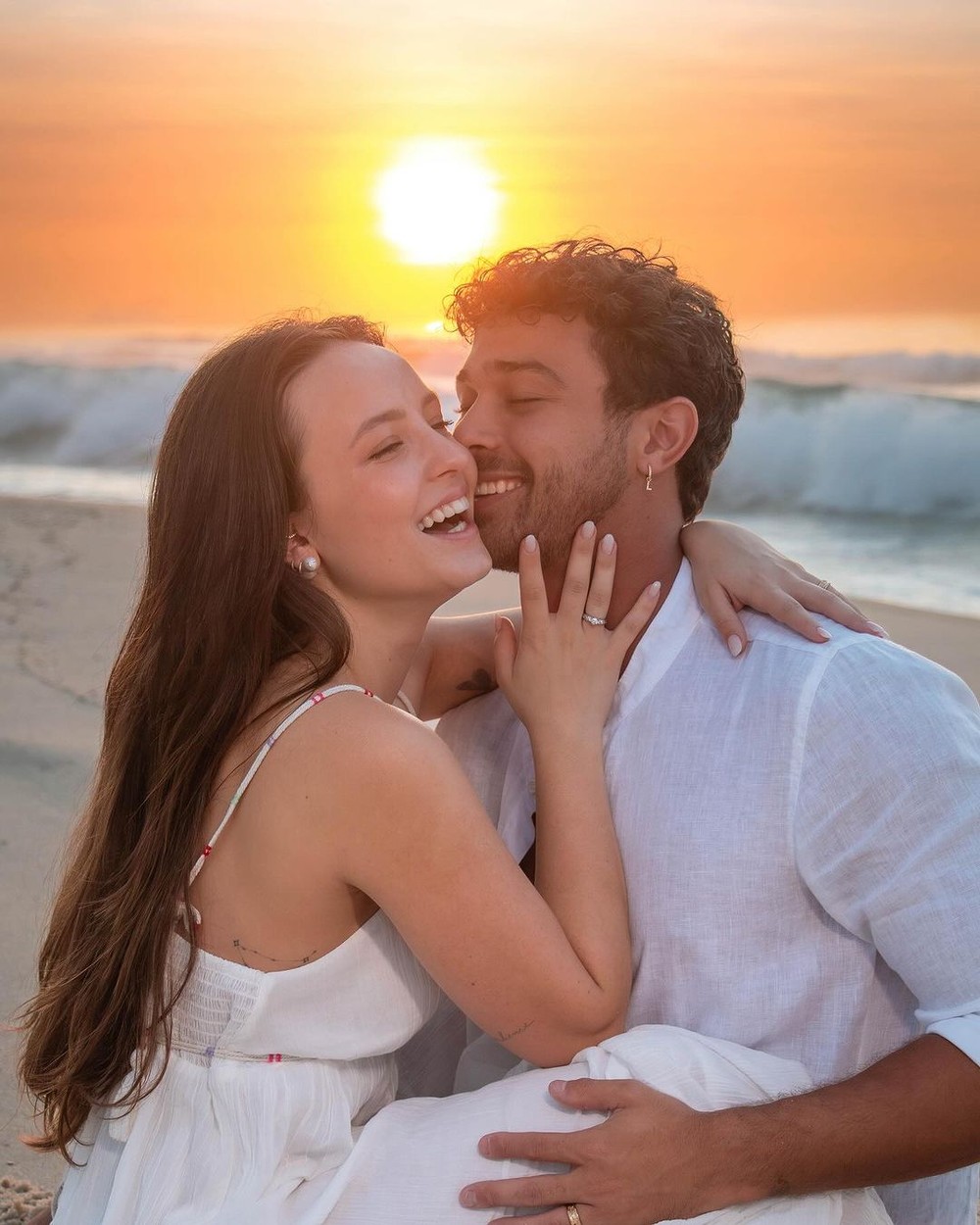 Larissa Manoela combina look com André Luiz Frambach em cliques na praia