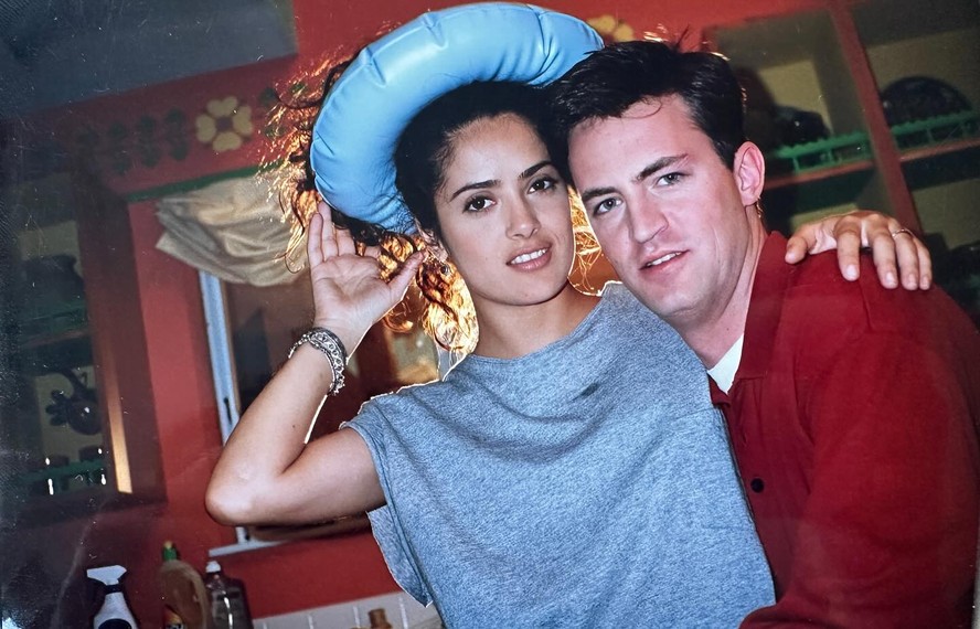 Salma Hayek posta homenagem para Mattew Perry: 'Vínculo especial'
