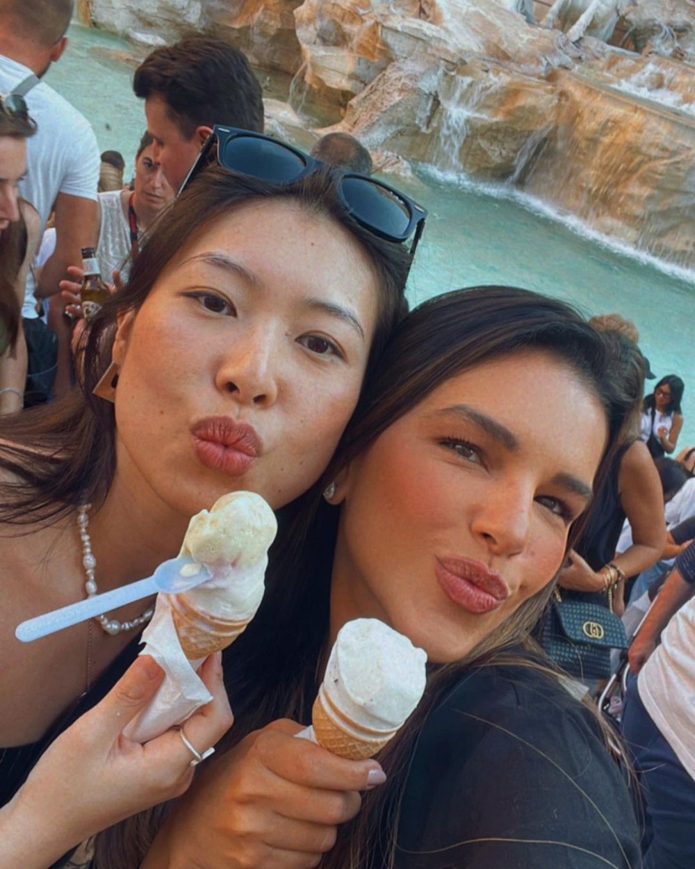 Mariana Rios abre álbum de viagem para Roma ao lado de amiga