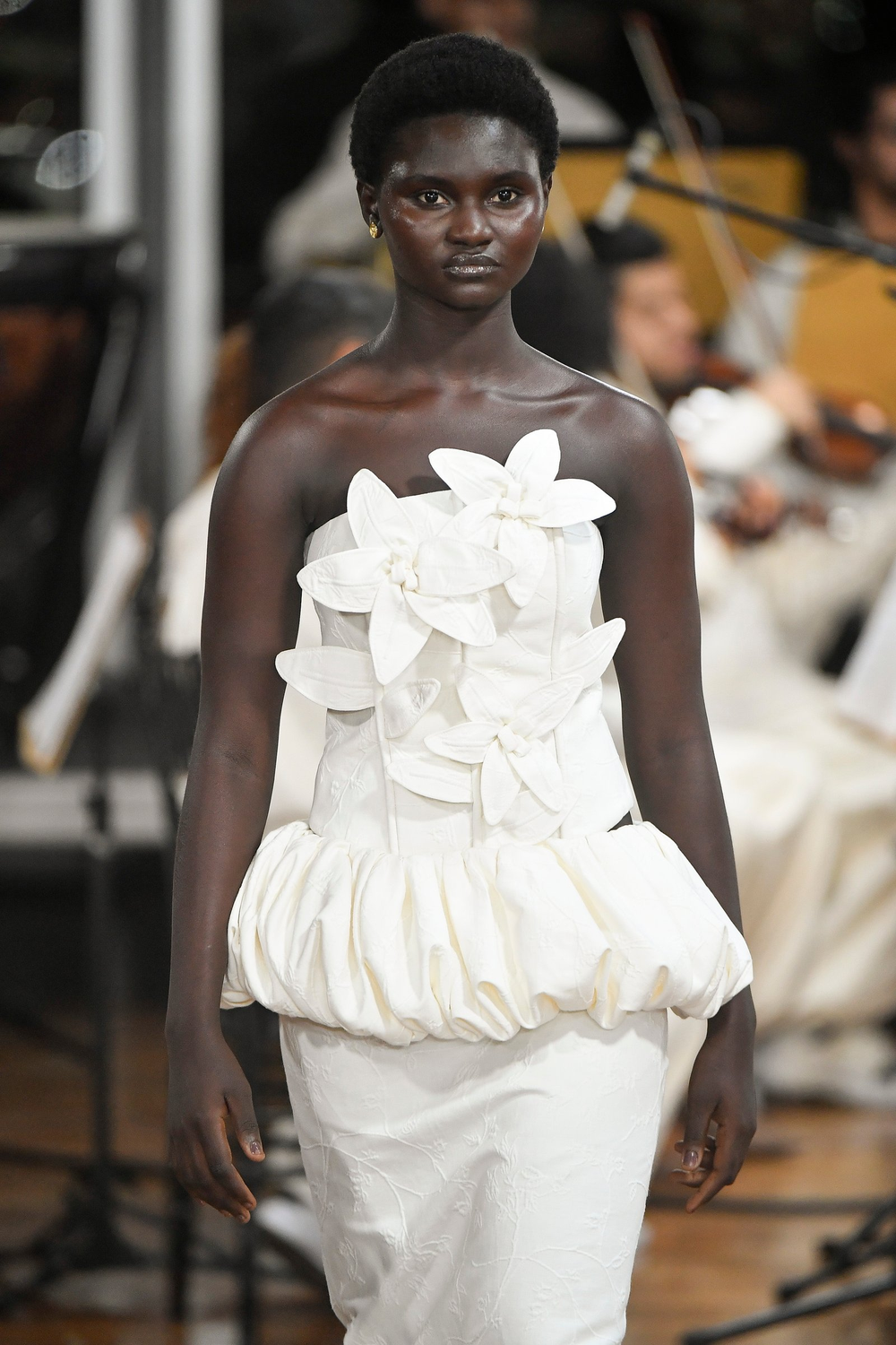 Acessórios dourados e mais 2 tendências que Aluf levou ao SPFW