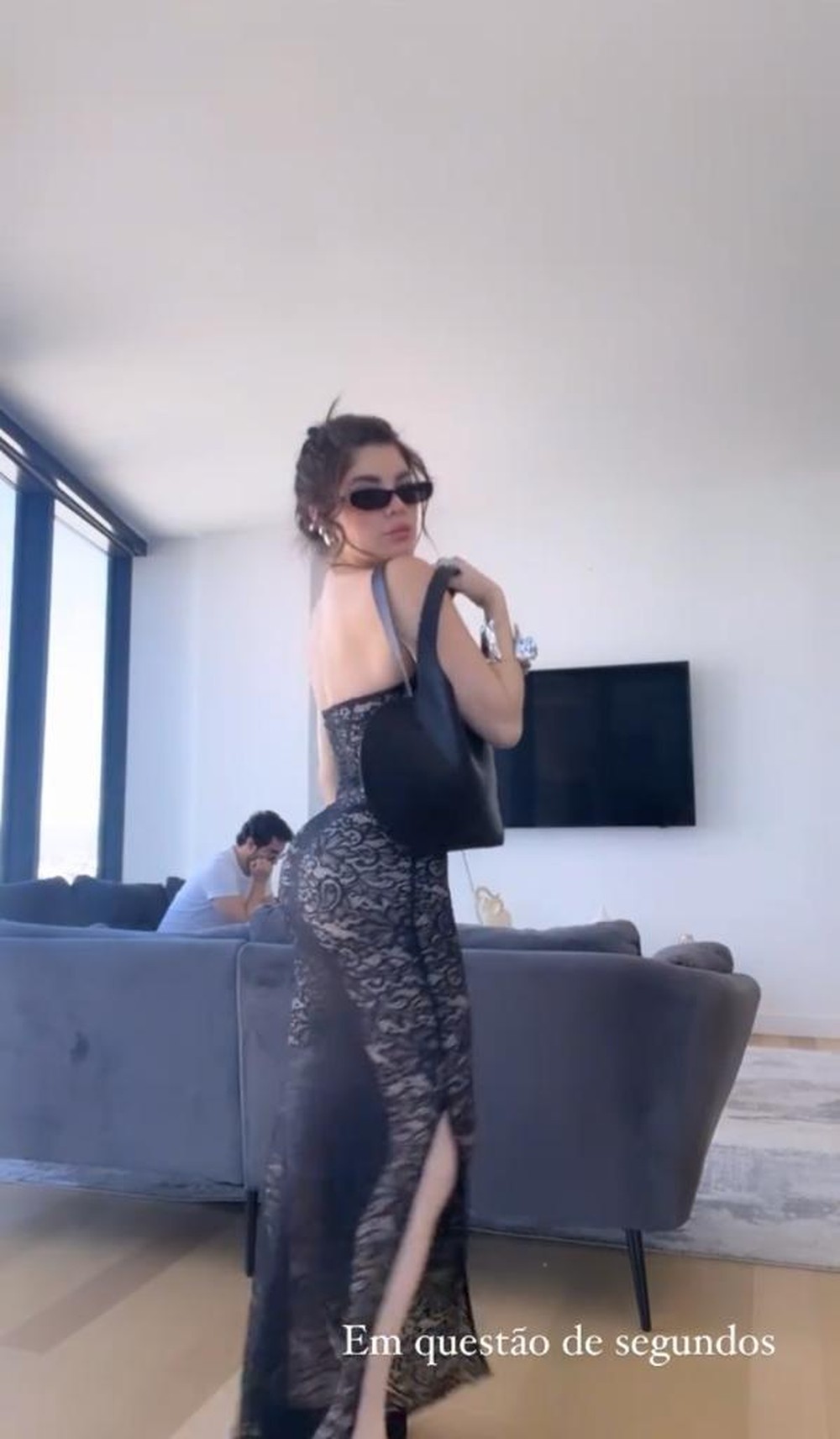 Em Los Angeles, Gkay combina vestido de renda transparente com bolsa de ...