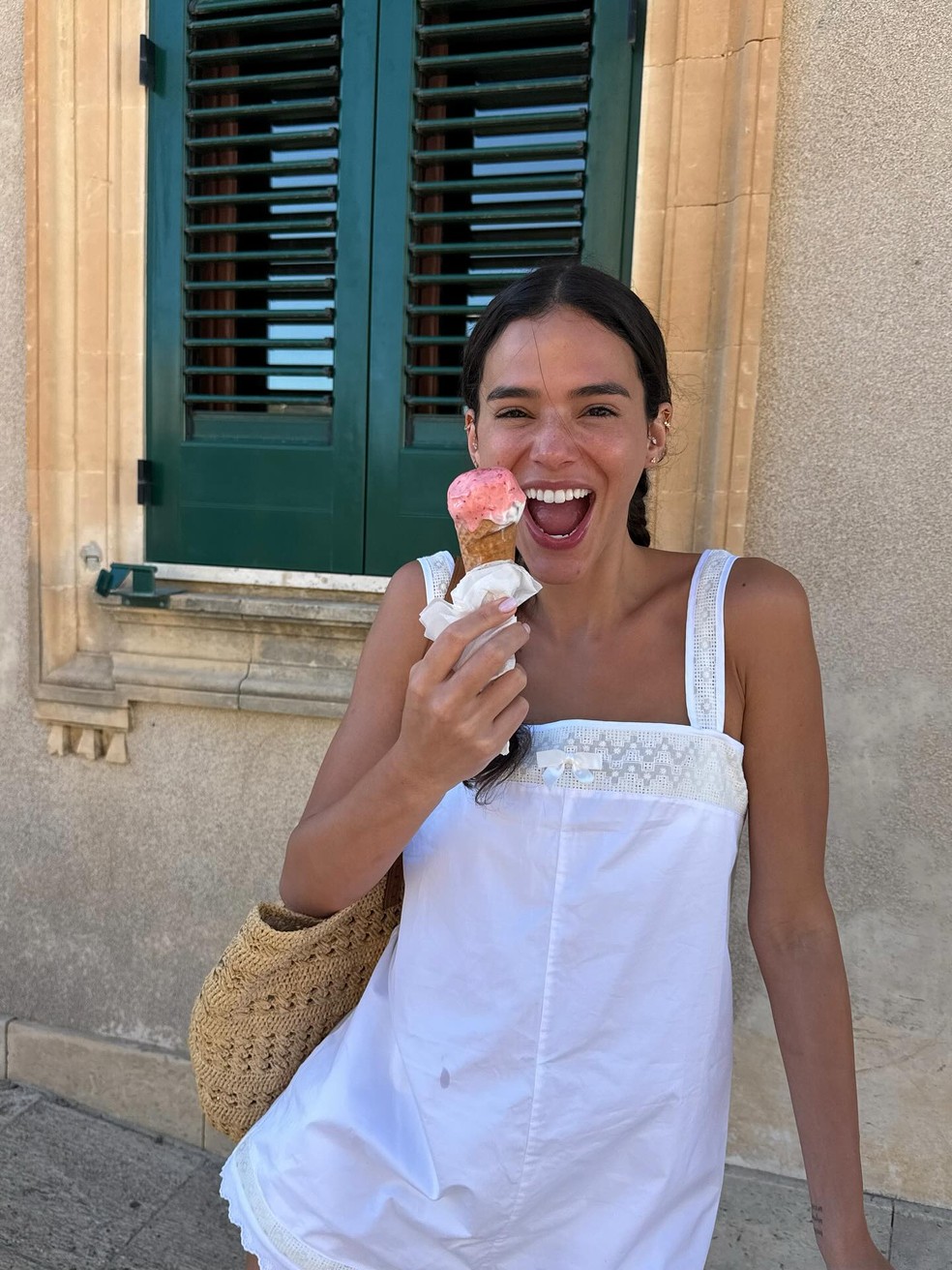 De férias, Bruna Marquezine mostra cliques na Itália ao lado de Sasha ...