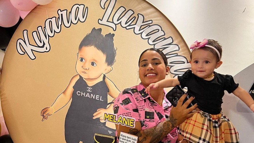 Mc Loma faz mesversário de Melanie com o tema Chiara, de 'Travessia'