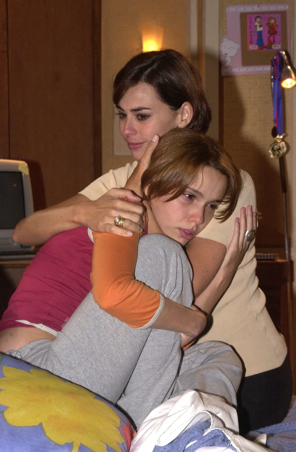 Lembra dela? Daniela Escobar, de 'O Clone' surge fazendo carinho em cobra e impressiona ...