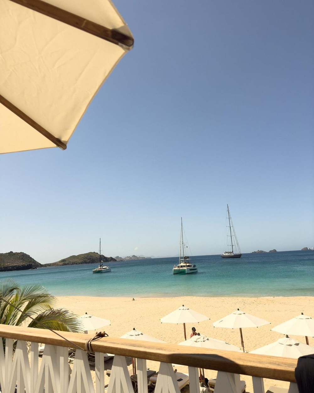 Isabelle Drummond posa de biquíni com sandália de R$ 12 mil em hotel ...