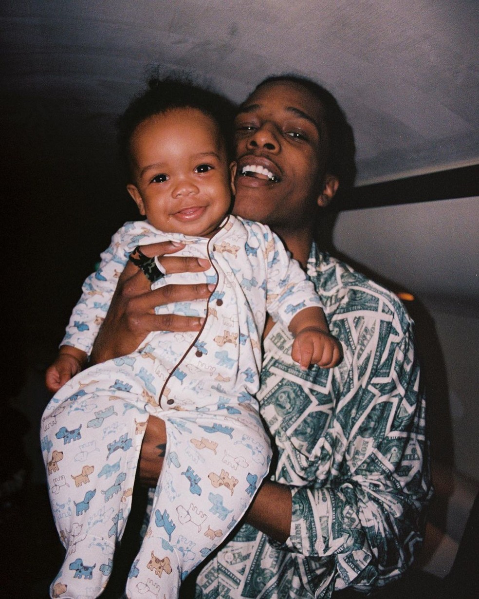 Filho de Rihanna e A$AP Rocky celebra 1 ano com 'bolo de dinheiro'