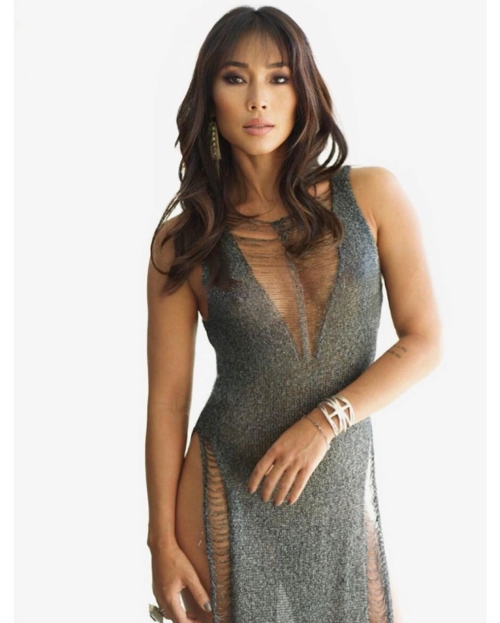 Danni Suzuki investe em look com fendas laterais: 'Encantadora e lindíssima'