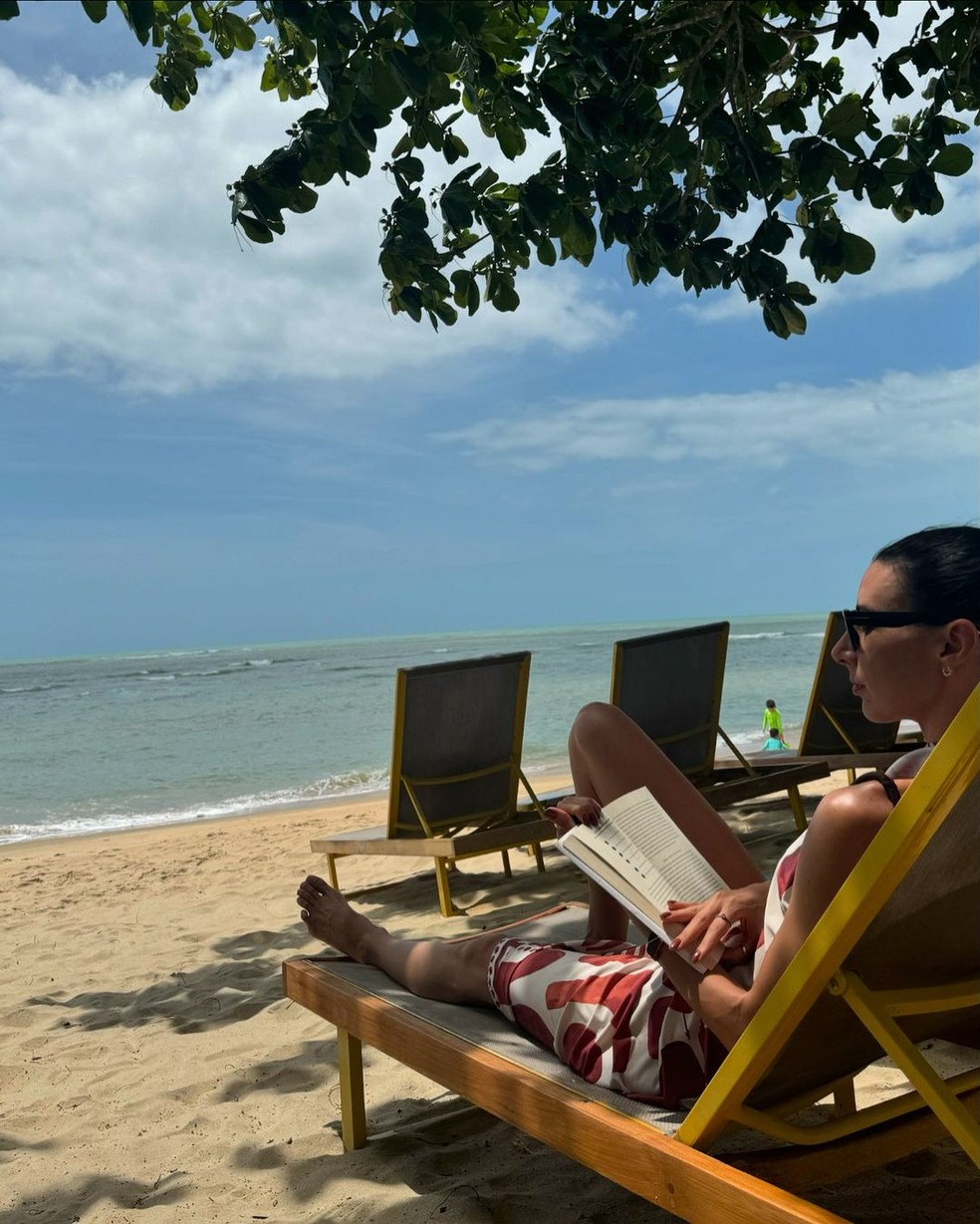 Bicampeã olímpica, Sheilla Castro posa de biquíni em resort na Bahia ...