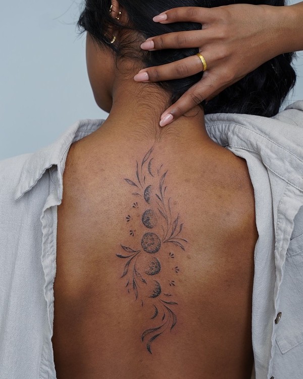 Tatuagem feminina nas costas com as fases da lua: inspire-se no poder do ciclo lunar