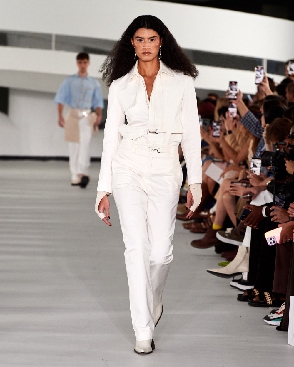 Misci faz desfile com 5 itens 'extravagantes' e queremos todos agora