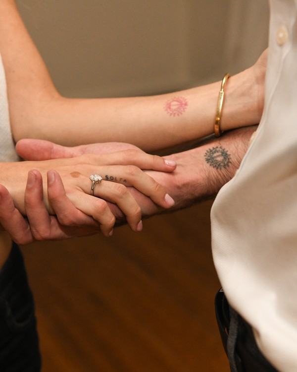 Com anel de diamante da Tiffany, Giulia fica noiva de Conor Kennedy