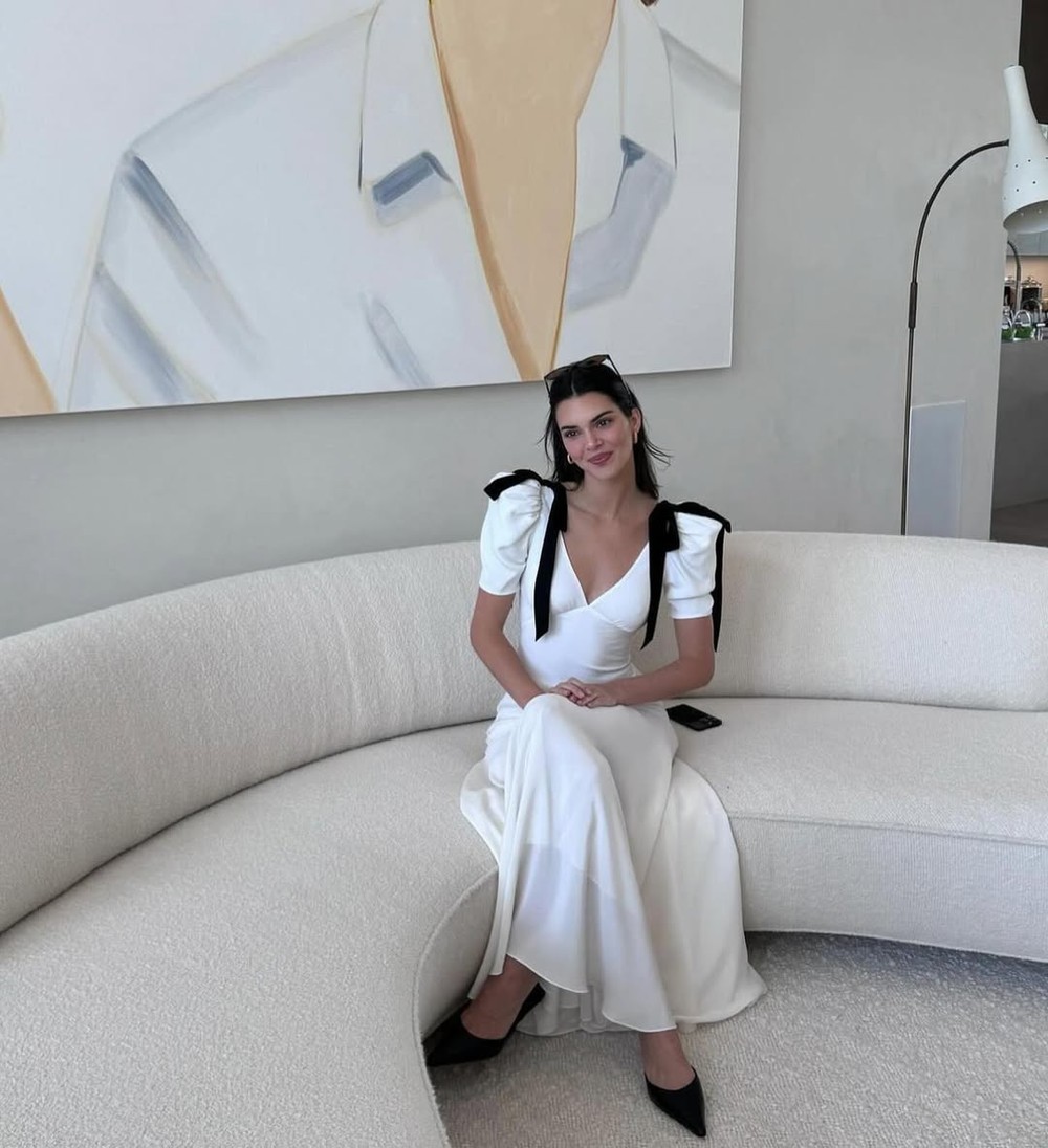Kendall Jenner dá aulas práticas de como usar preto e branco em 2025