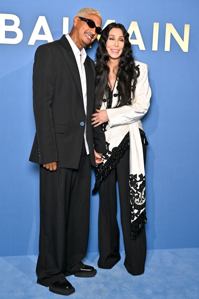 Cher e namorado surgem juntos em desfile em Paris após término