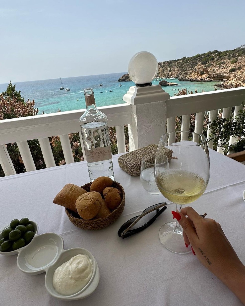 Em Ibiza, Sarah Andrade e Thais Braz almoçam em restaurante com pratos ...