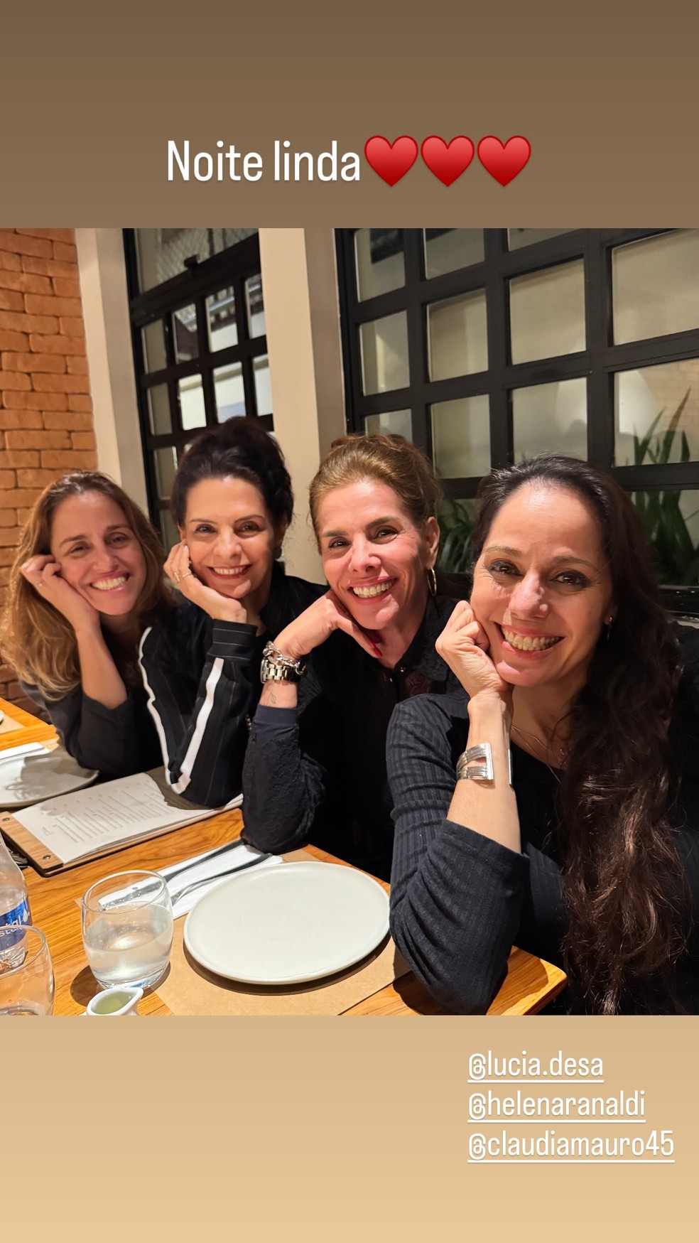 Claudia Mauro, Helena Fernandes e Helena Ranaldi se encontram em jantar ...
