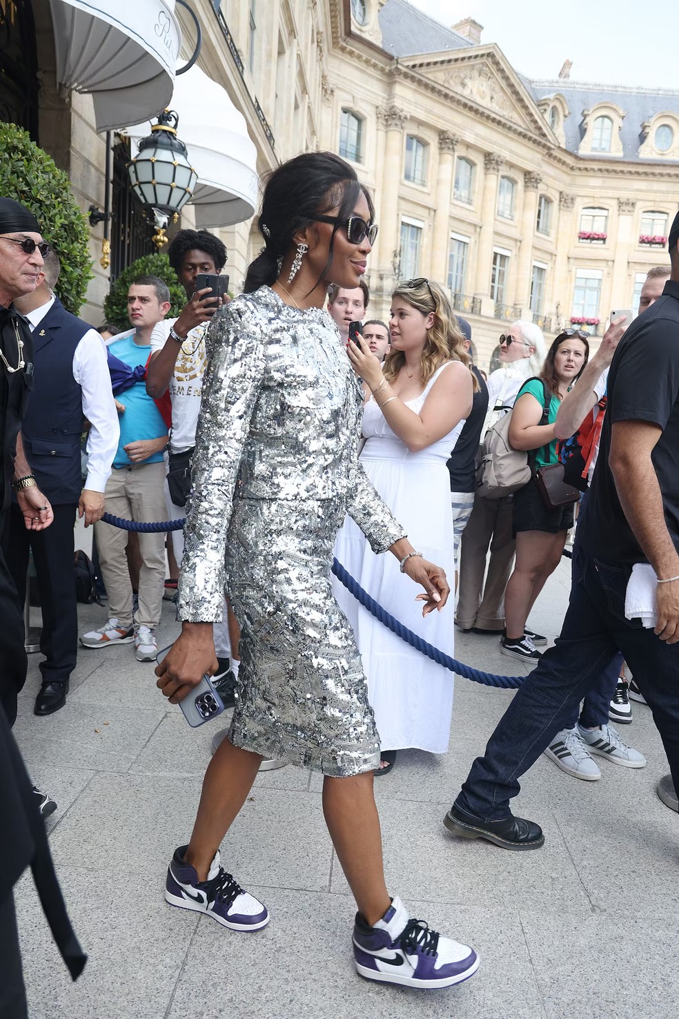 Naomi Campbell troca os saltos por estes 3 tênis tendência da temporada