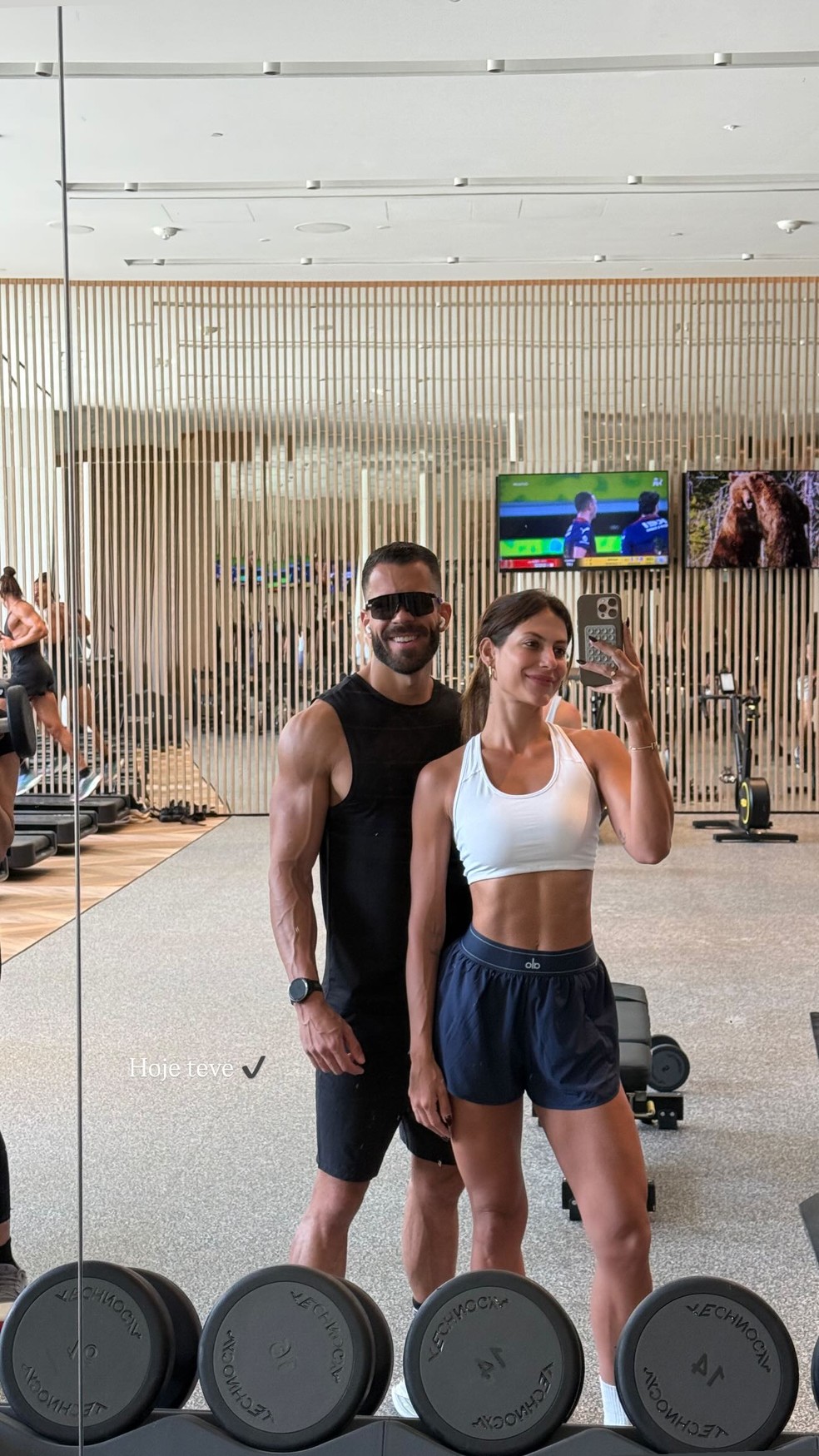 Em Dubai, Mari Gonzalez exibe o físico ao posar na academia com Pipo ...