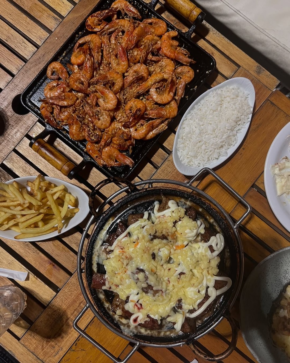De biquíni de crochê, Pocah dá mergulho noturno com a filha em praia no ...
