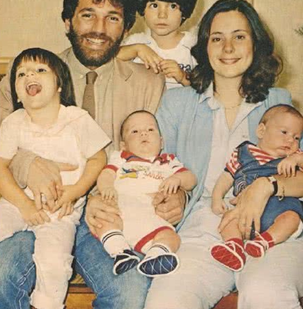 Elizabeth Savala reúne os três filhos com galã dos anos 80 em foto ...