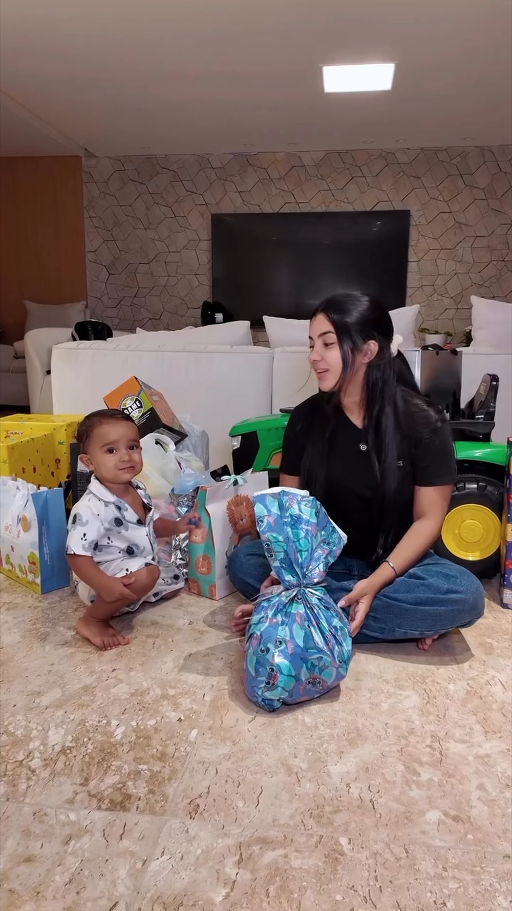 Ary Mirelle mostra presentes que filho com João Gomes ganhou em ...