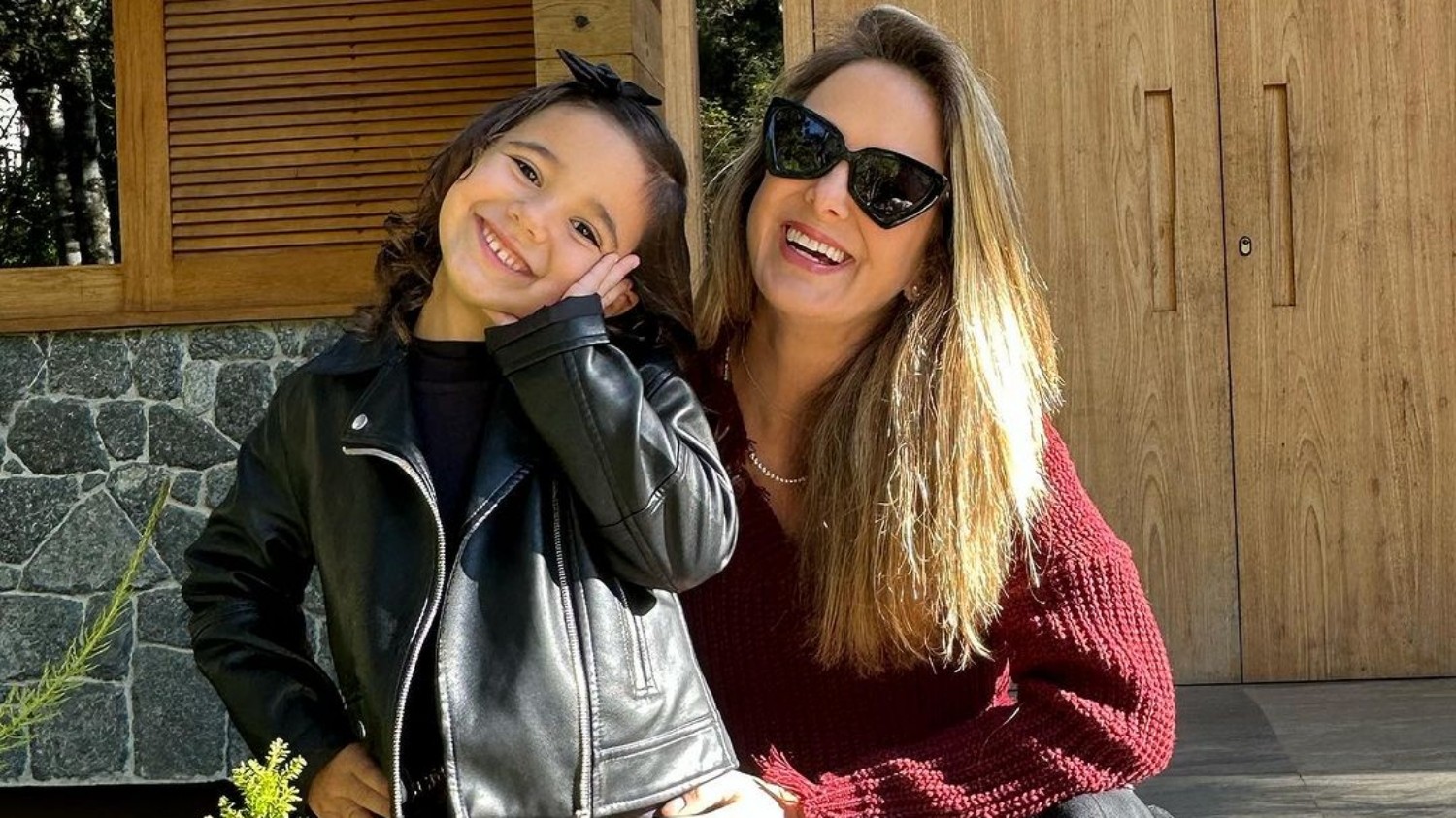 Filha caçula de Ticiane Pinheiro dá show de estilo com look all black ...