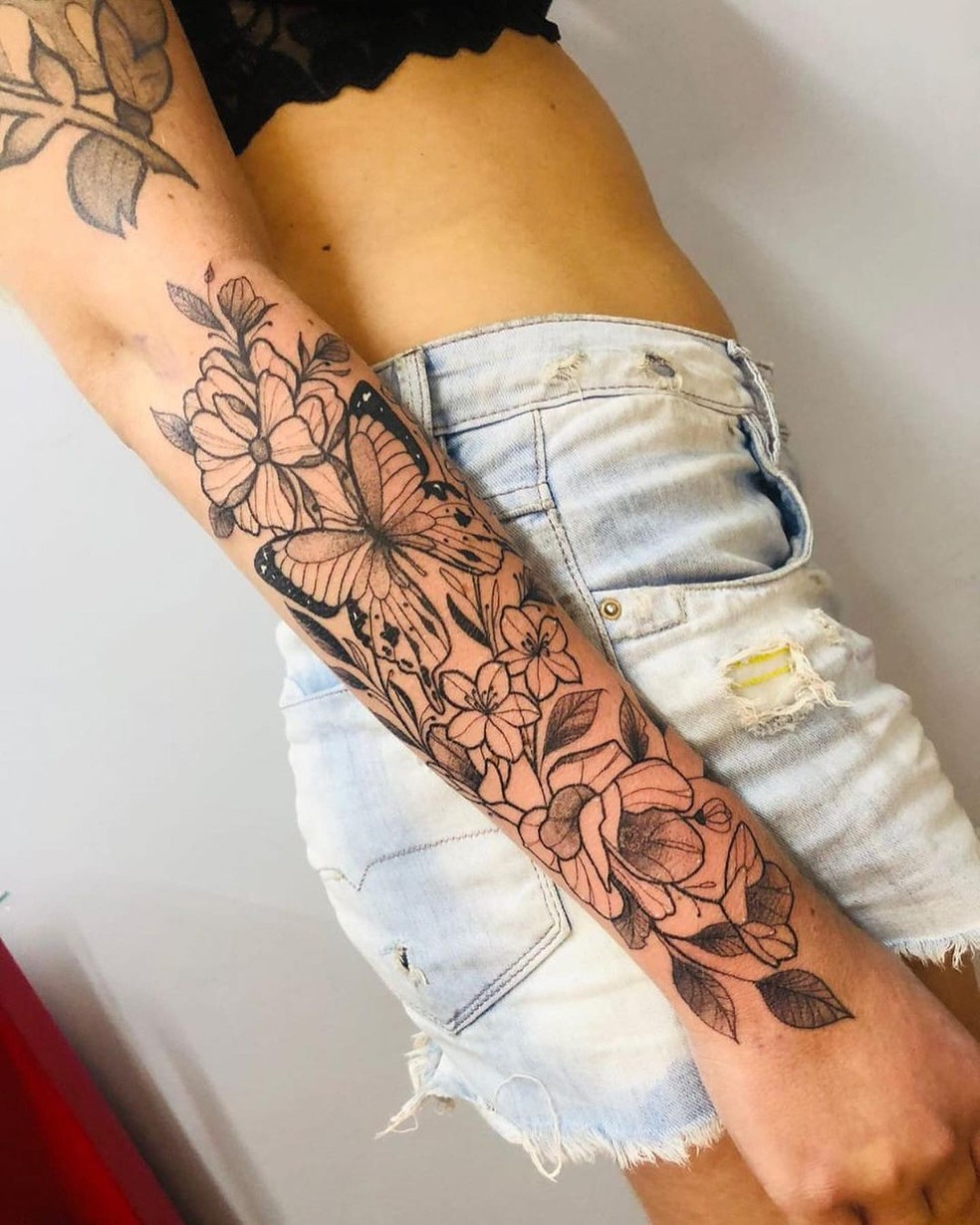 Tatuagem feminina braço fechado: 25 ideias delicadas para se inspirar