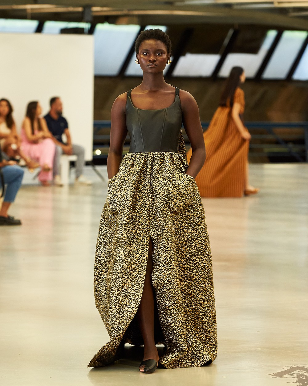 O verão 2024 de Herchcovitch é pop: estilista abre Casa de Criadores e ...