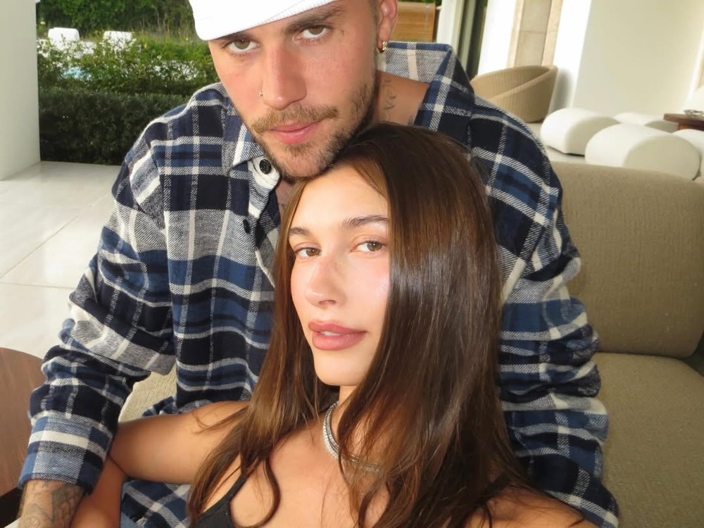 Hailey e Justin Bieber abrem álbum do Dia de Ação de Graças com o filho