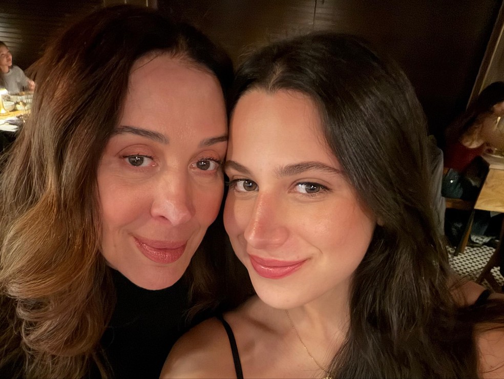 Claudia Raia posa com filhos Enzo e Sophia em viagem para Nova York e ...