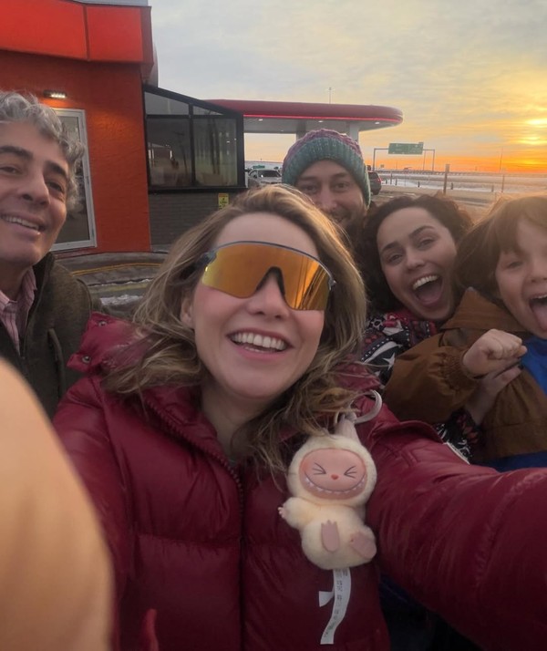 Voltaram? Leticia Colin curte aniversário no Canadá de chamego com ...