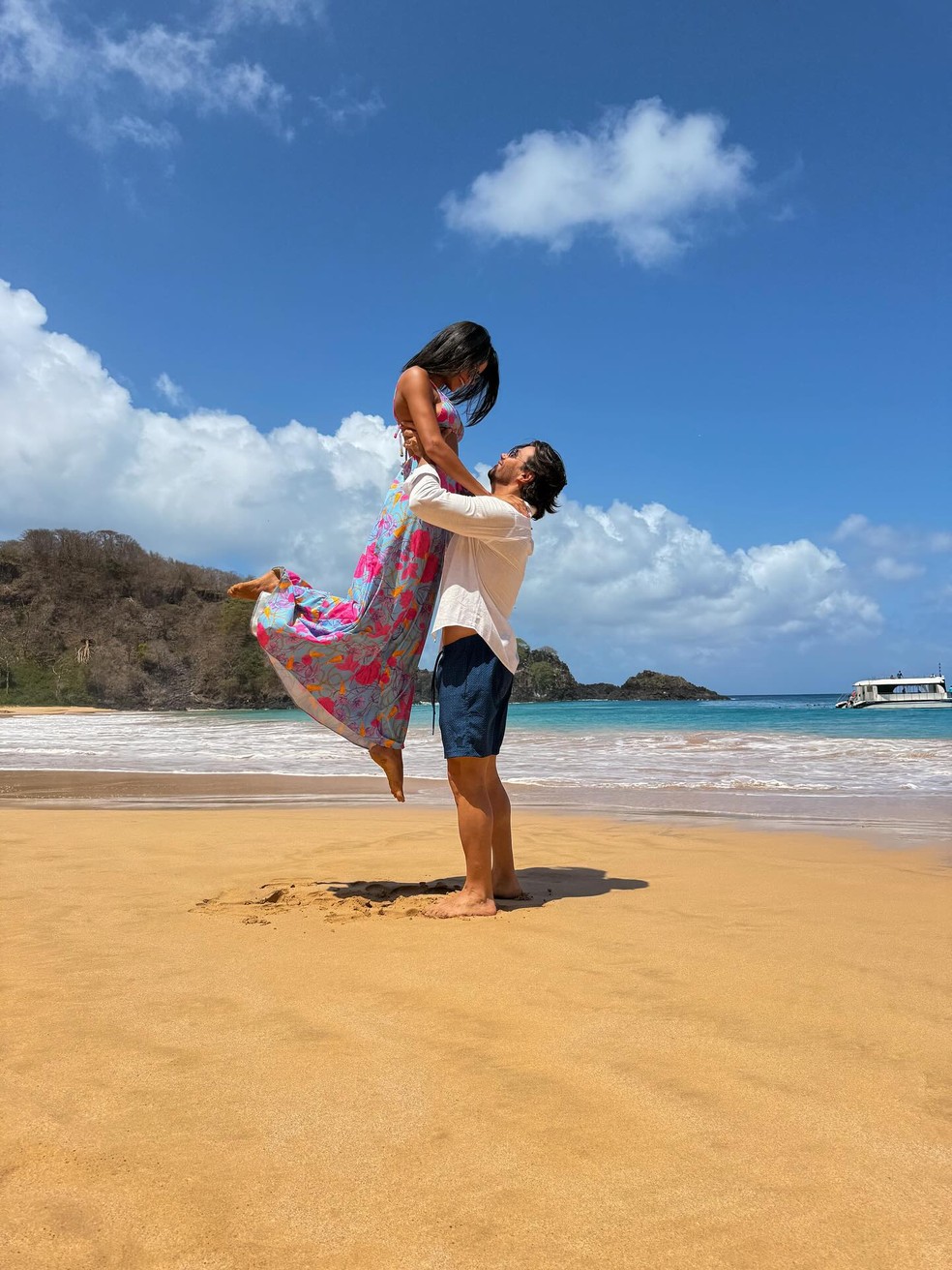 Ex-Miss, Jakelyne comemora lua de mel com Mariano após seis meses de ...