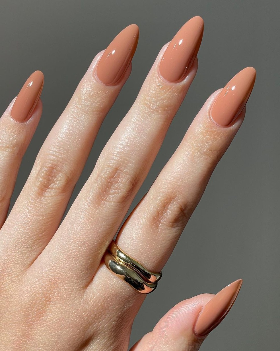 Unhas decoradas: cores claras para usar até o fim de 2024