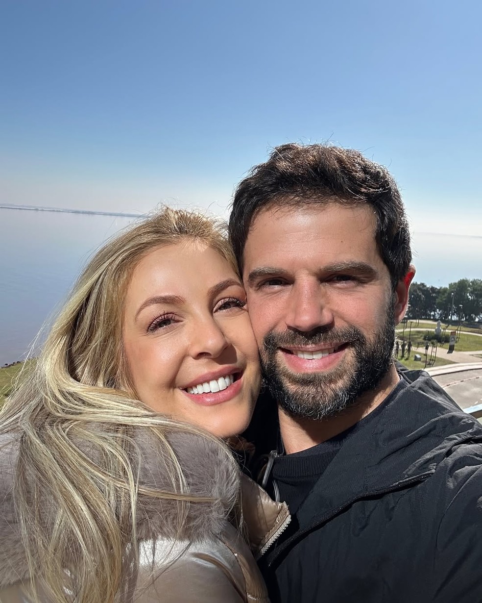 Duda Nagle curte dia de praia no Rio com a filha e a nova namorada