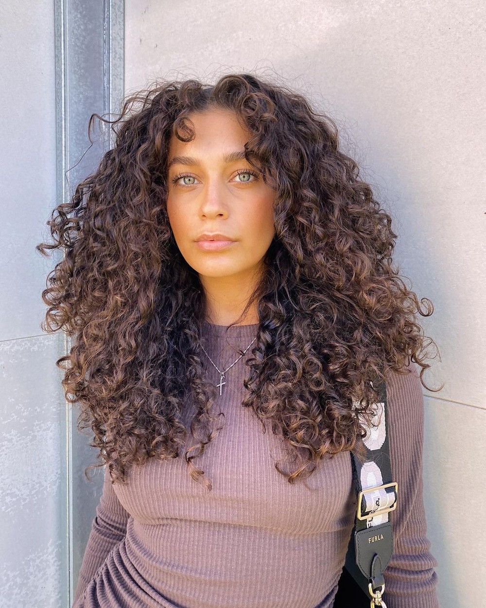 Corte Butterfly em cabelo cacheado: se inspire no corte e valorize ...