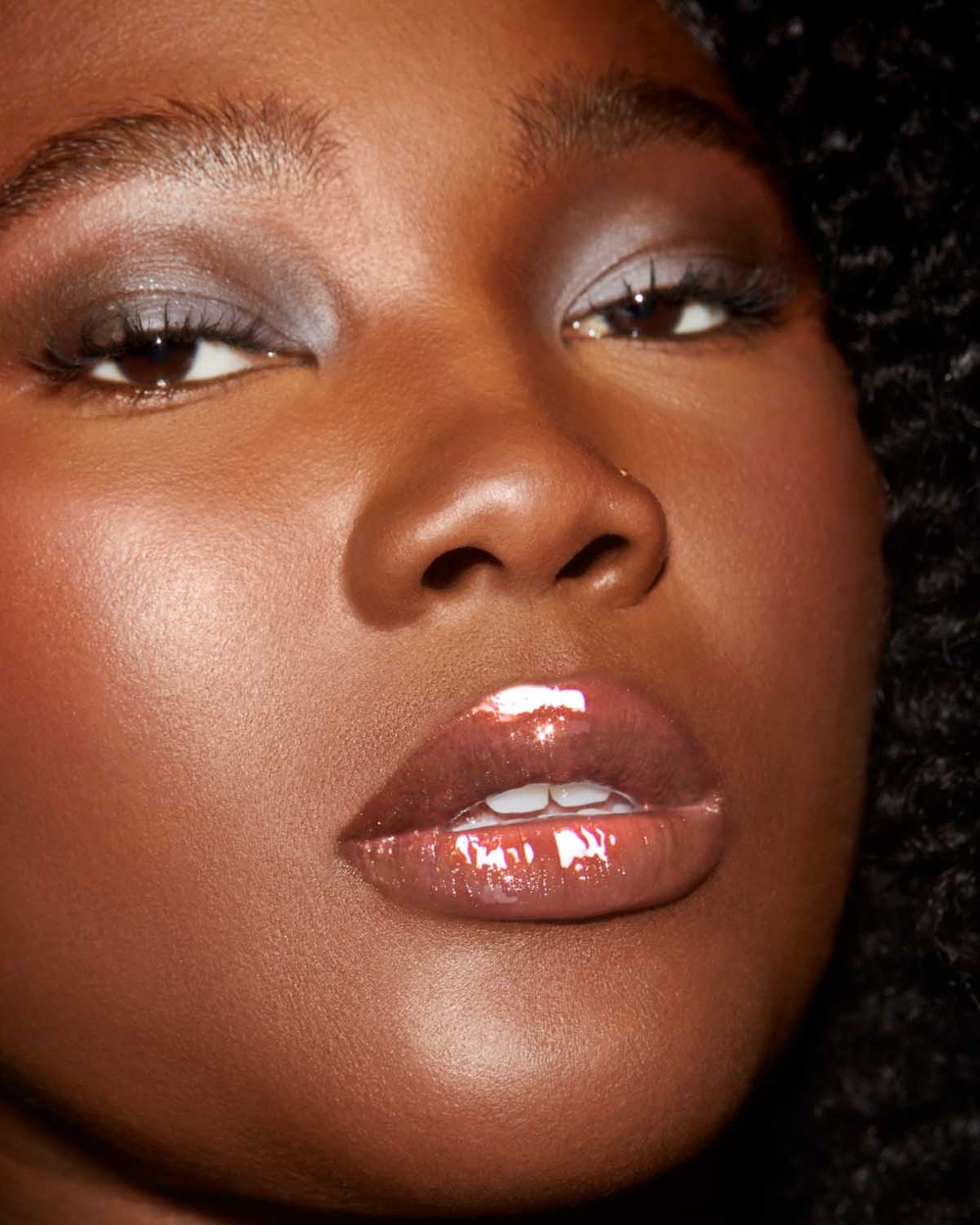 Gloss holográfico: 8 opções de produtos que hidratam e dão brilho aos ...