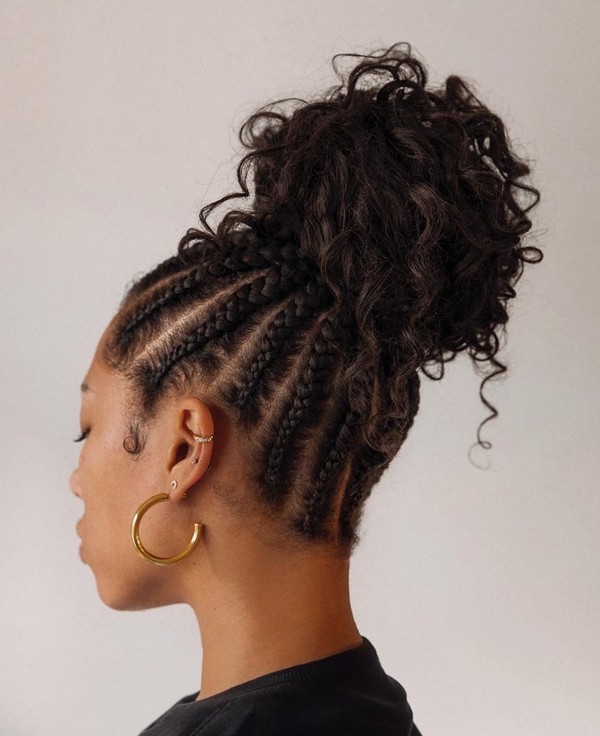 18 ideias de coques em cabelos cacheados e crespos para inspirar