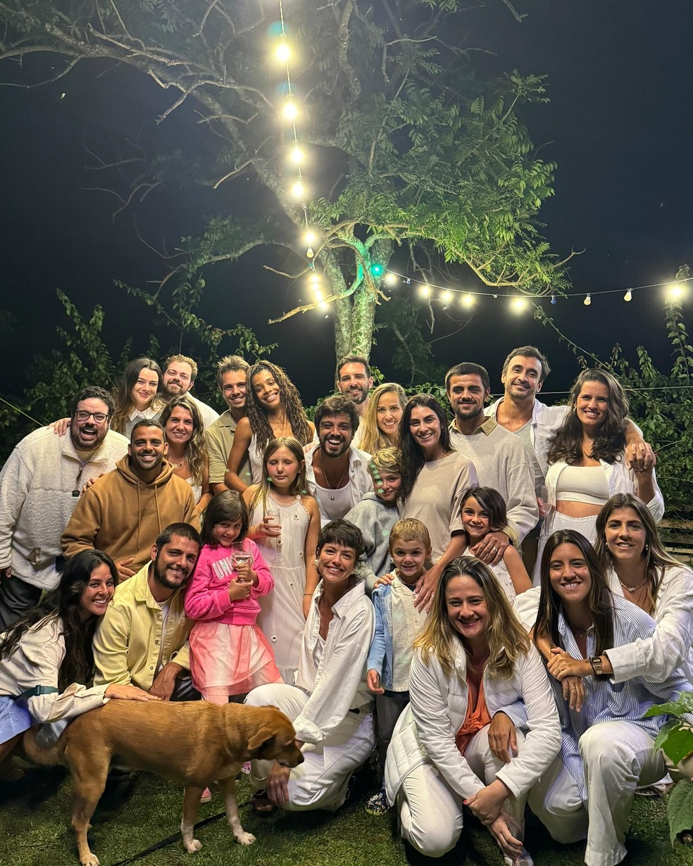 De folga, Agatha Moreira mostra troca de carinhos com Rodrigo Simas ...