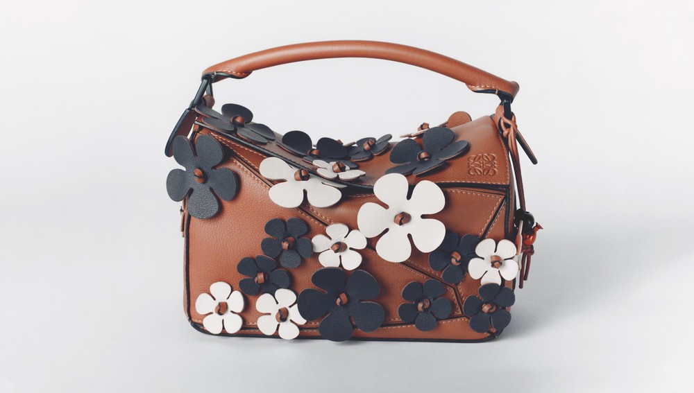 Loewe celebra 10 anos da icônica bolsa Puzzle com edições especiais