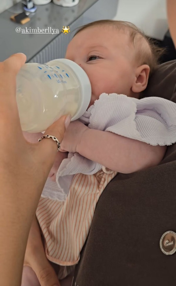 Maisa visita Helena, filha de Amanda Kimberlly e Neymar Jr