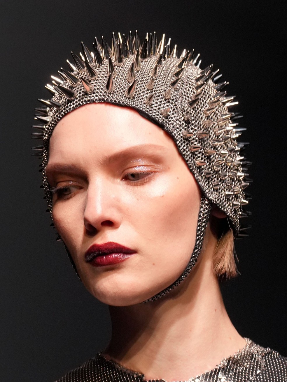 Cabelo com frizz, boca vermelha, olho preto, fios chapados: veja as ...