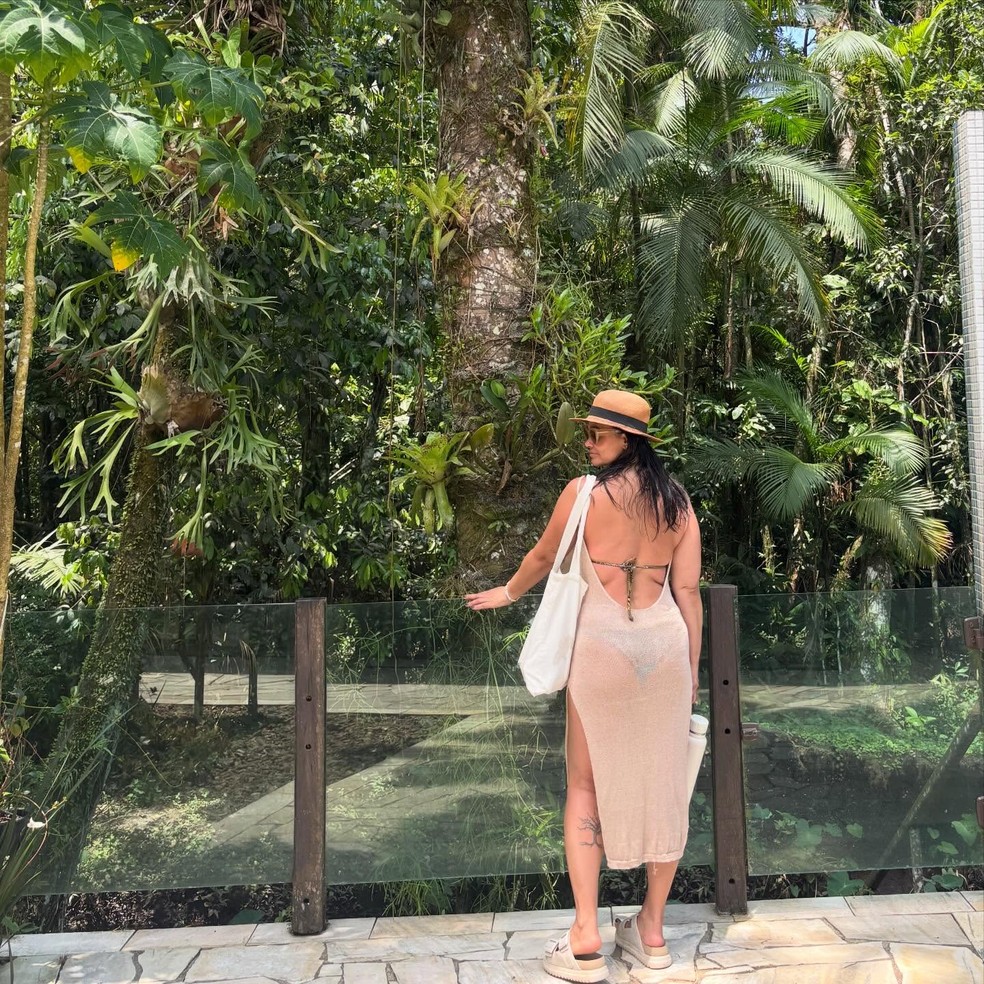 Solteira, Suzana Alves toma banho de mar e posa de biquíni durante ...