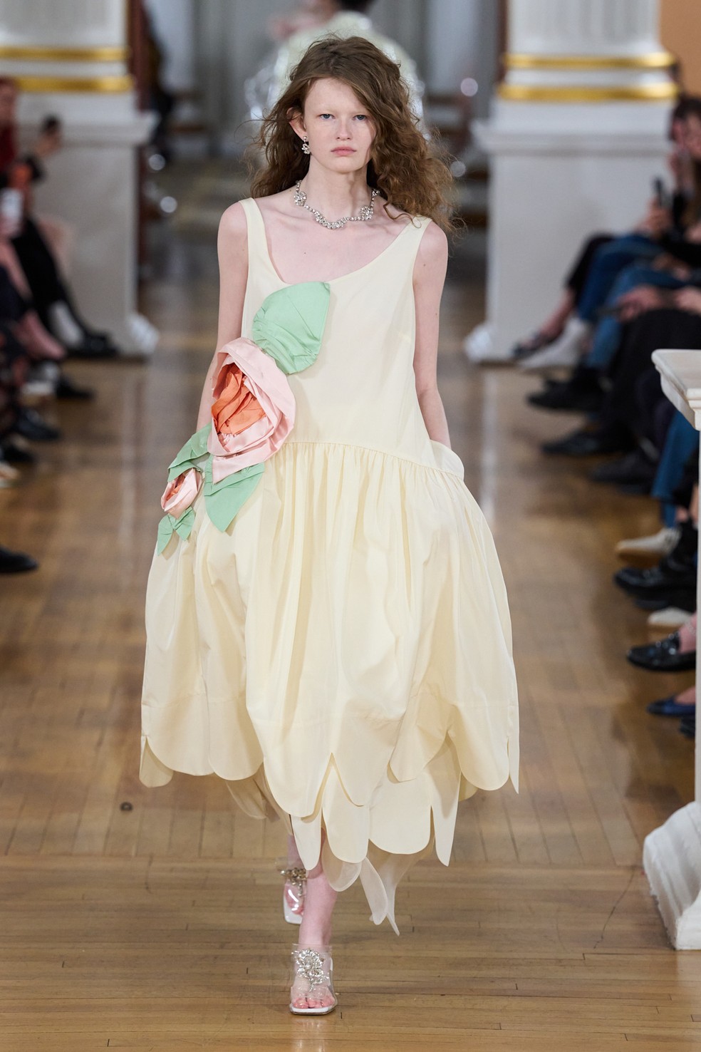 LFW: Simone Rocha traz olhar poético para a fase de amadurecimento em ...