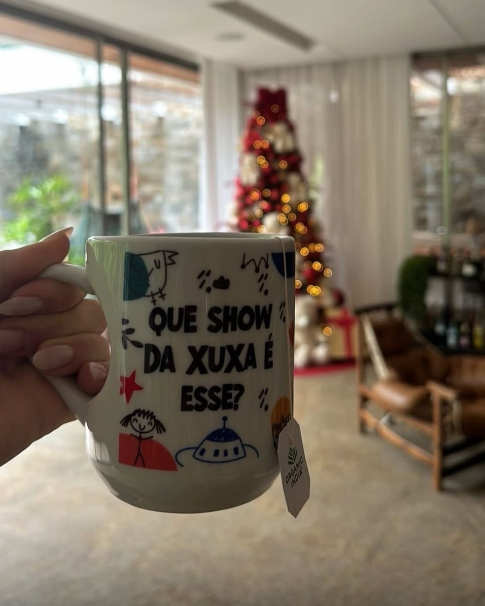 De pijama, Grazi Massafera mostra frases ácidas e brinca: 'Meu humor é ...