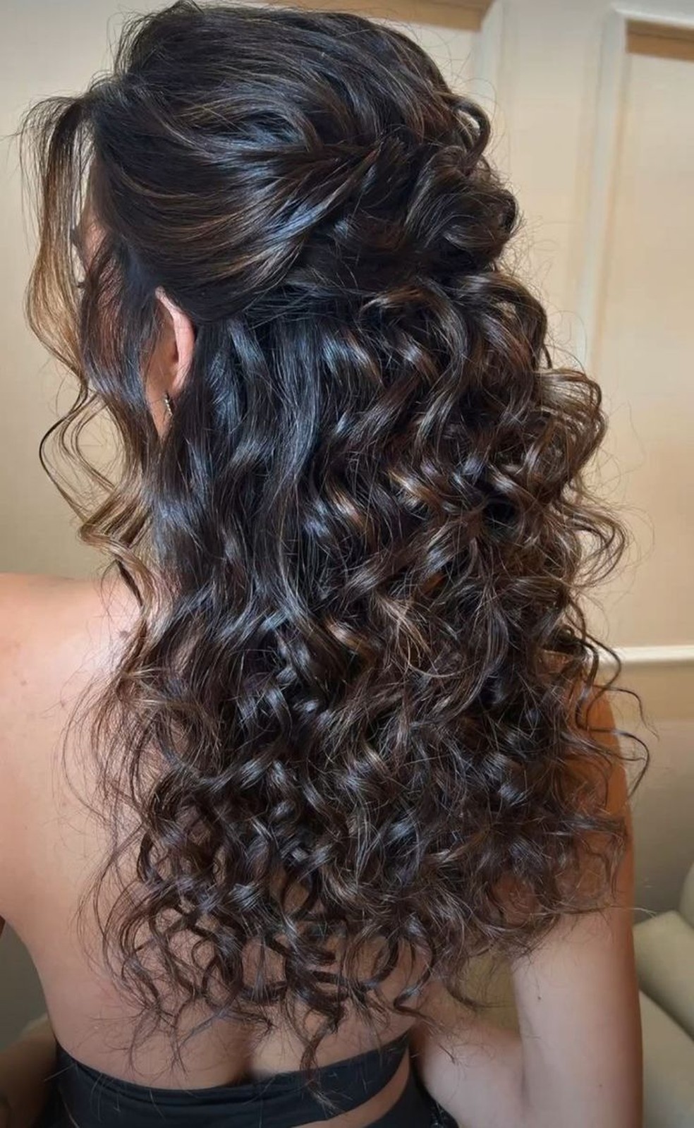Penteado para madrinhas de casamento: sugestões para cabelos cacheados